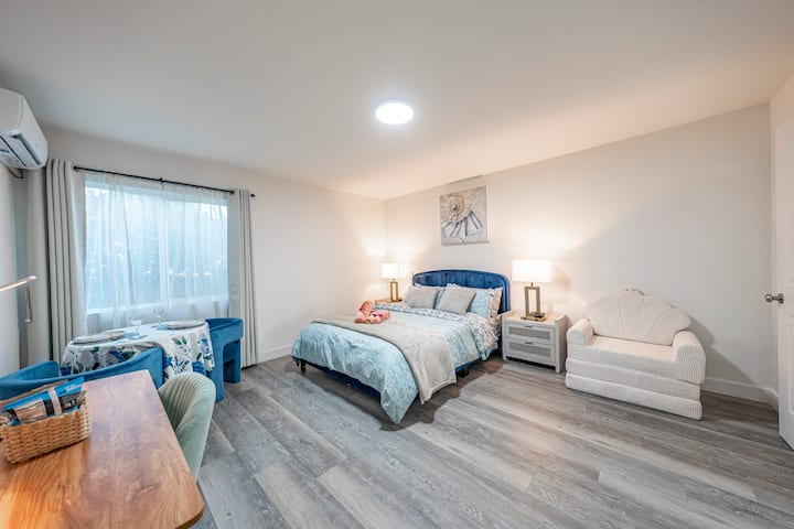 Blue-style Remote Worker Studio | Desk & Kitchen - Arcadia