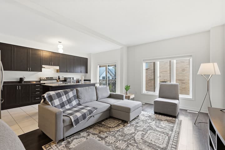 Airy Nest - 4 Beds, 2.5 Baths, 2 Park - Pickering