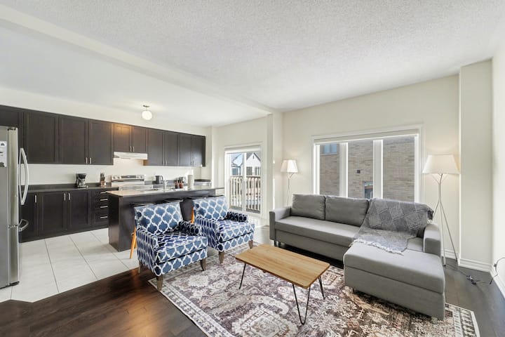 Airy Nest - 4 Beds, 2.5 Baths, 2 Park - Pickering