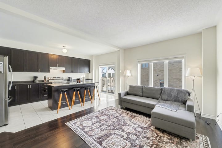 Airy Nest - 4 Beds, 2.5 Baths, 2 Park - Pickering