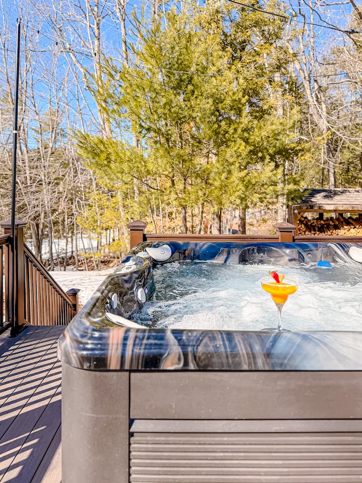 Mountain View Retreat W/ Hot Tub, Rec Room - North Conway, NH