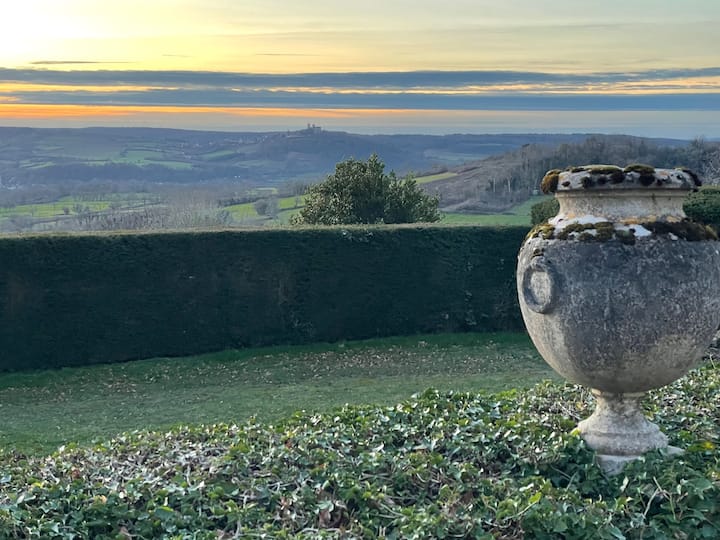 Un Château De Famille Avec Vue Unique Sur Vézelay - Vézelay