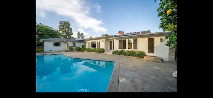 Beautiful Large Home With Five Bedrooms And Pool - Claremont, CA