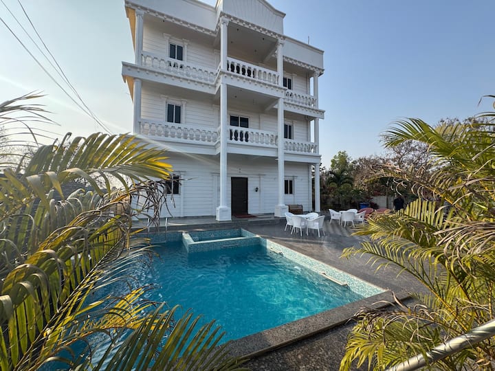 Berlin |Pool |Pool Table | Bbq-tt 6br By Homeyhuts - Hyderabad