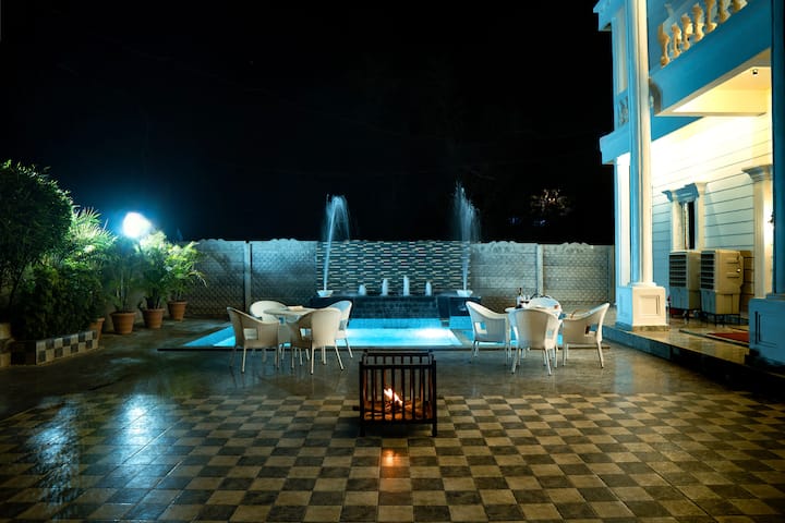 Berlin 6br |Pvt Pool |Pool Table |Bbq By Homeyhuts - Hyderabad