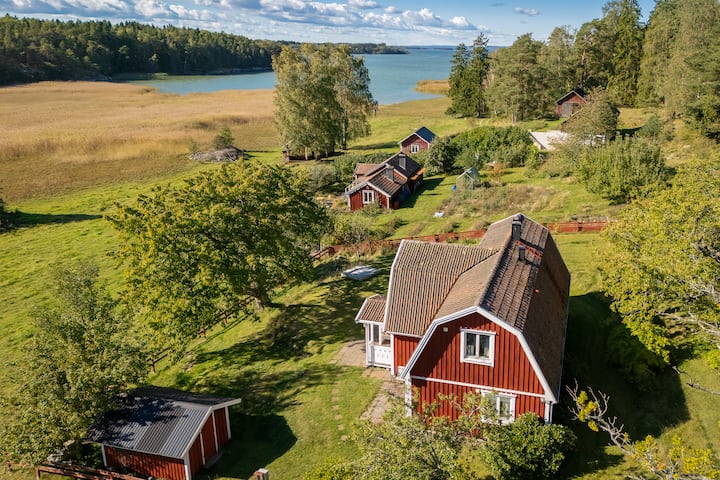 Lantligt Lugn I Modern Komfort Där Skog Möter Hav - Sweden