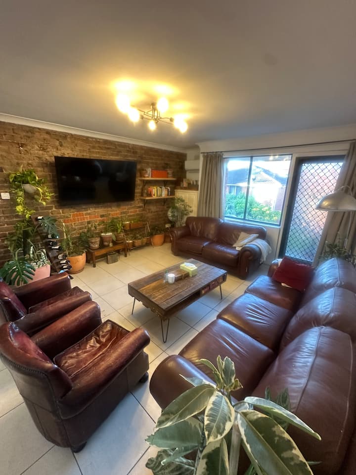 Light-filled, Leafy Two Bedroom Apartment - Auburn