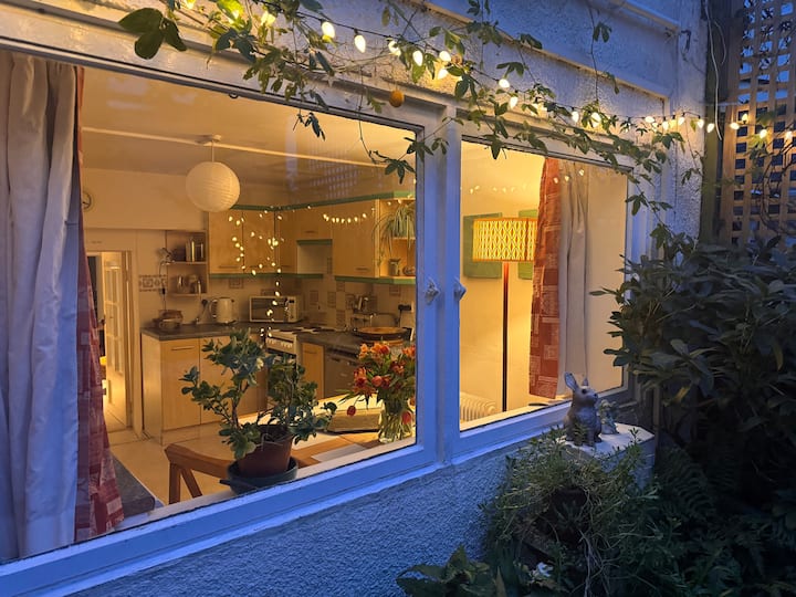 Cosy Coastal Getaway Apartment W/ Courtyard Garden - Shaldon