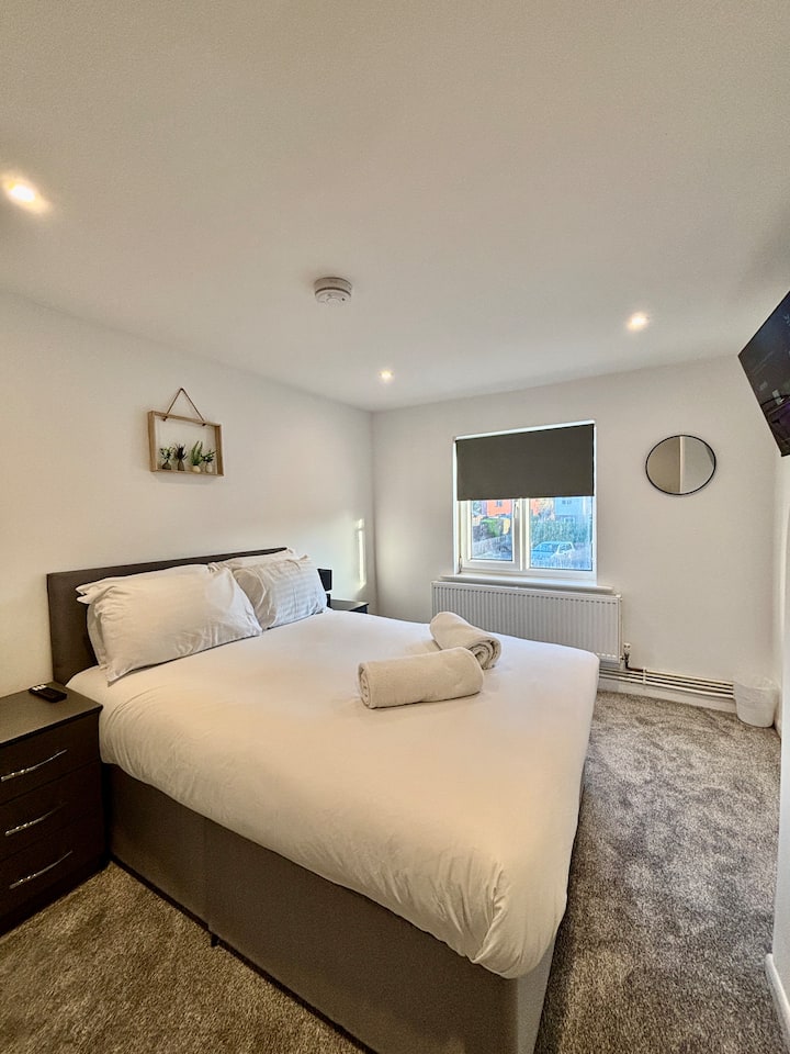 Sleeps 8, 4 Bed 2 Bathroom House With Parking - Newark-on-Trent