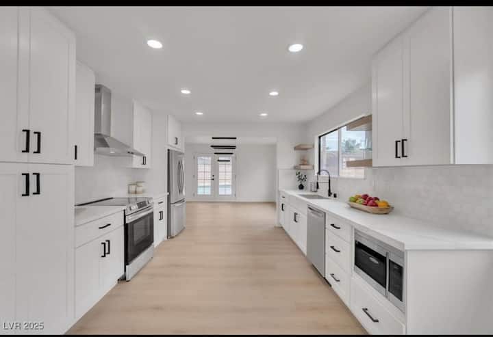 Modern Luxuriously Furnished 4 Bedroom House. - Henderson