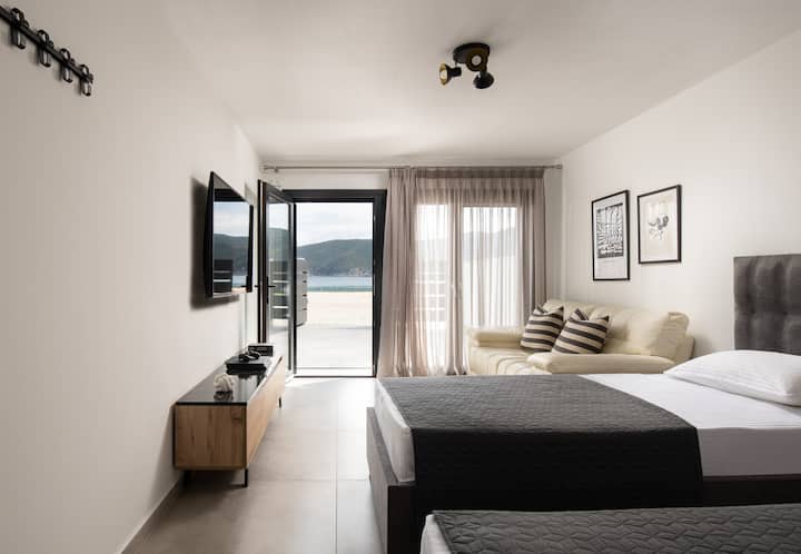 Sigma Beachfront Villa | The Black Pearl Villas - Sarti