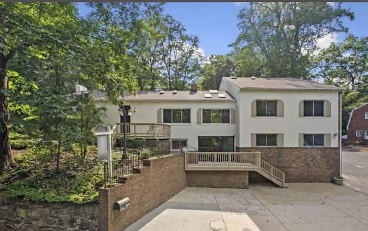 657b) 5 Bedrooms | Modern Interior | Spacious - Hyattsville, MD