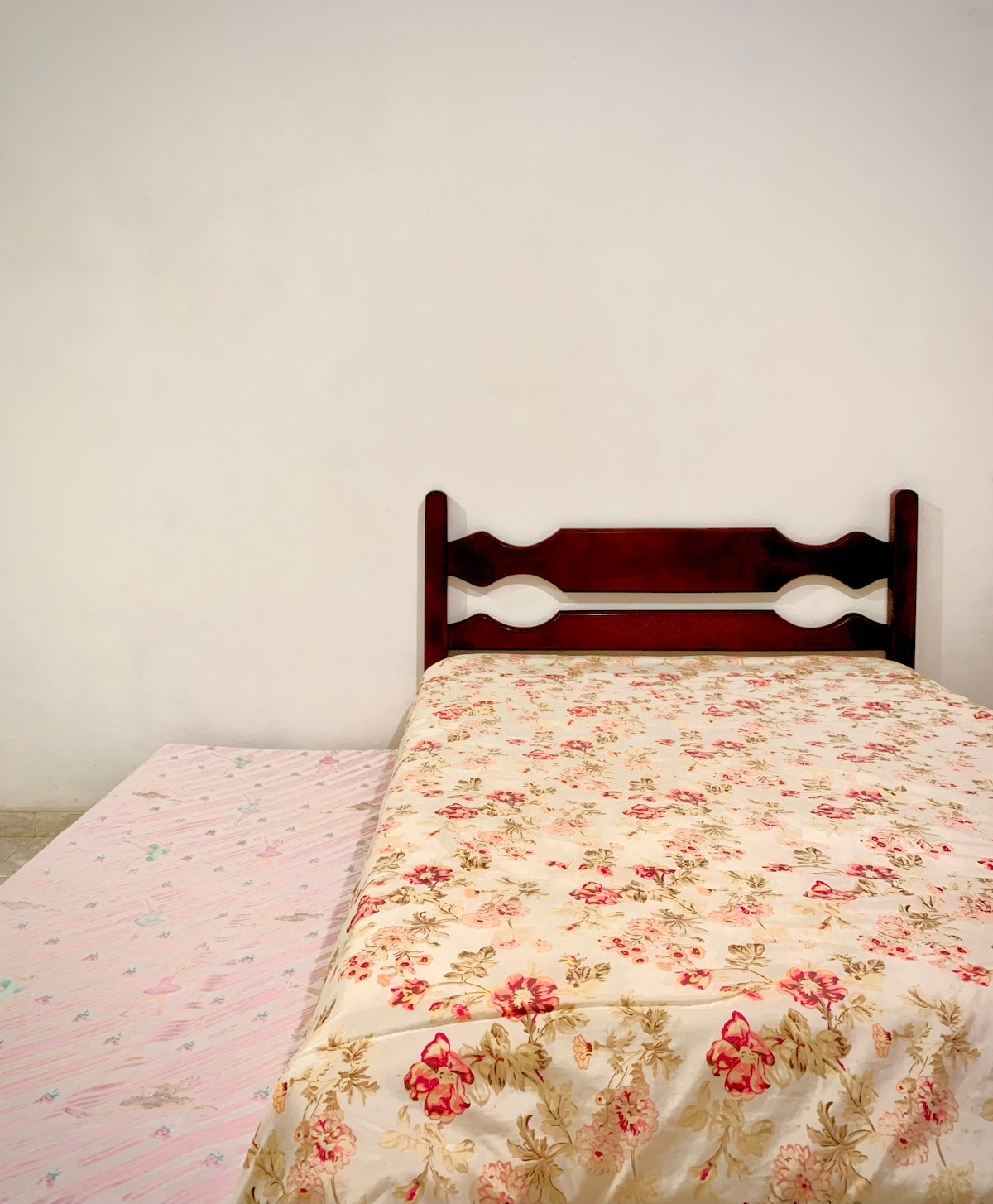 Chambre double + 2 lits supplémentaires - Maisons à louer à São Pedro ...