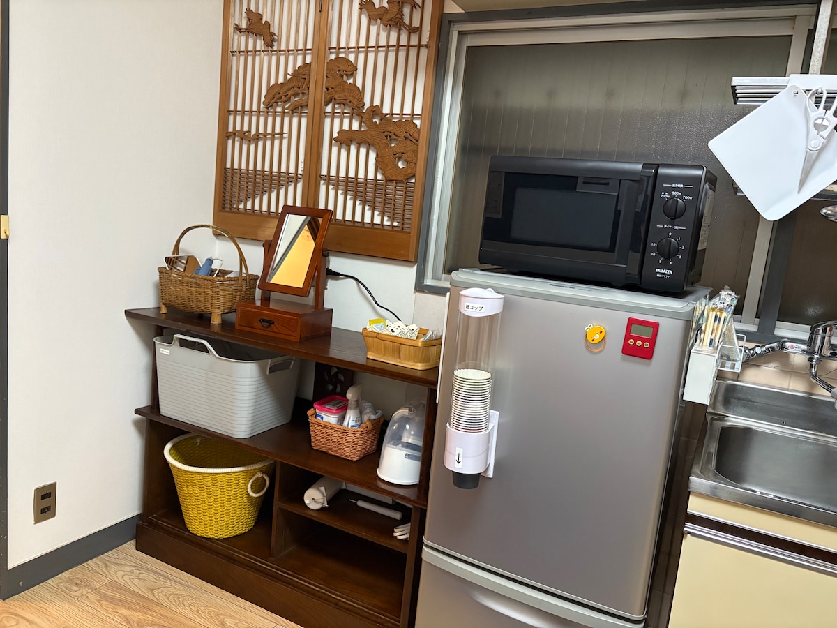 Ein gemütliches Zimmer aus der Showa-Zeit, 5 Gehminuten vom Dogo Onsen ...