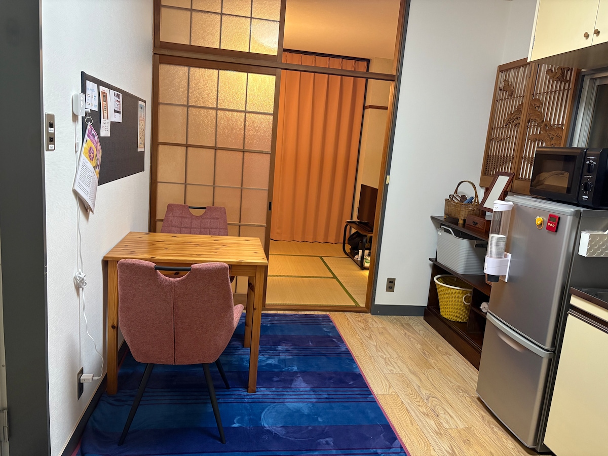 Ein gemütliches Zimmer aus der Showa-Zeit, 5 Gehminuten vom Dogo Onsen ...