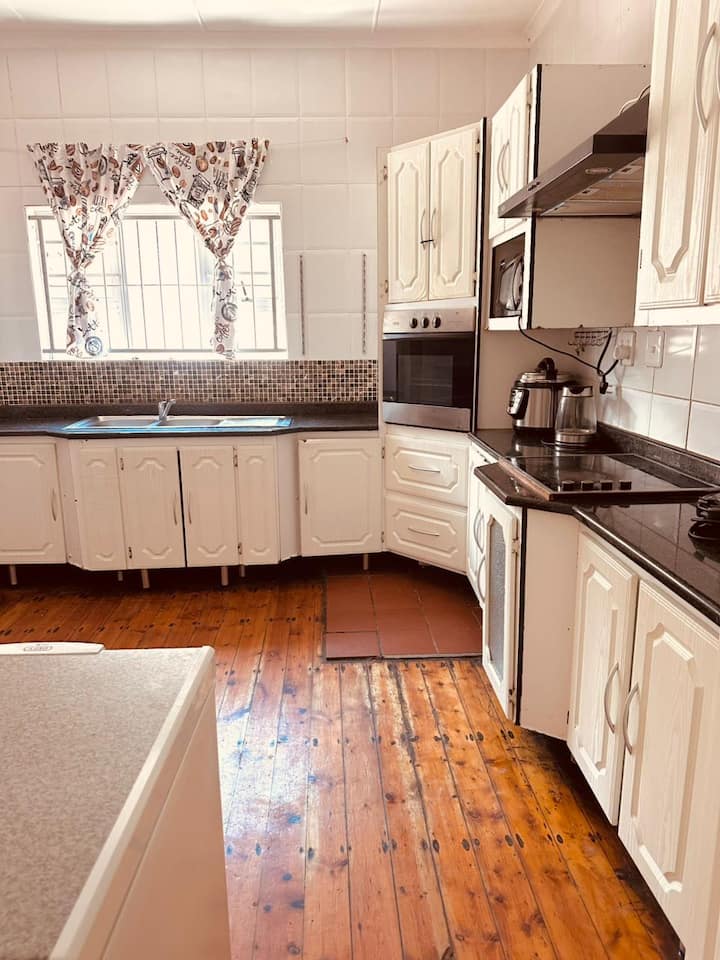 Coastal Quigney Stay | 3-min Walk To The Beach - East London