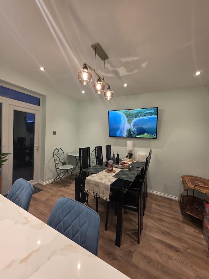 Designer Luxury 3br Home | Spacious & Serene - Bedford