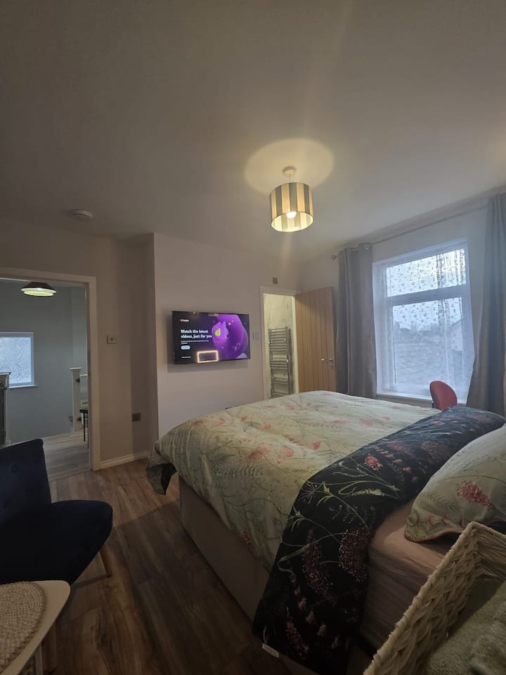 Designer Luxury 3br Home | Spacious & Serene - Bedford