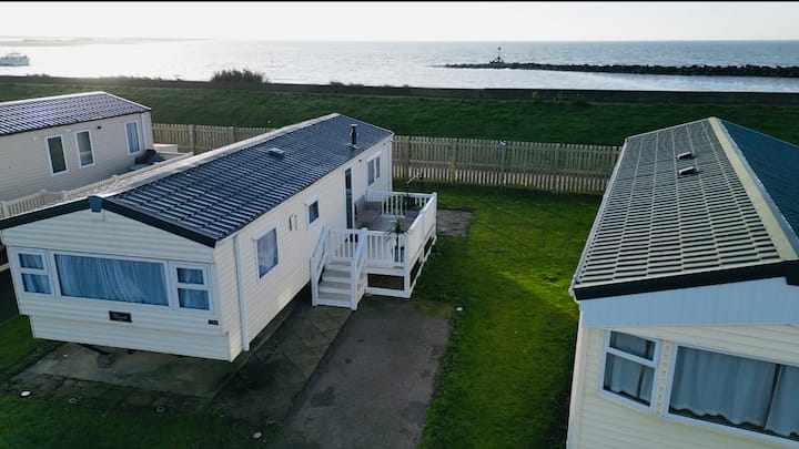 Coastal Caravan Getaway –Beachfront Family Fun - Brightlingsea