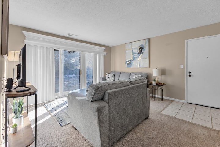 Relaxing One Bedroom Condo With Pool - Saint Joseph, MO