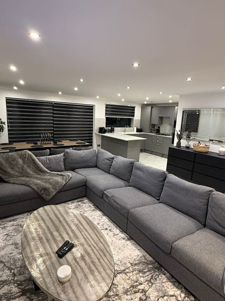 Large Luxury 5bdr Home - 2.5 Bath & Free Parking - Saint Albans