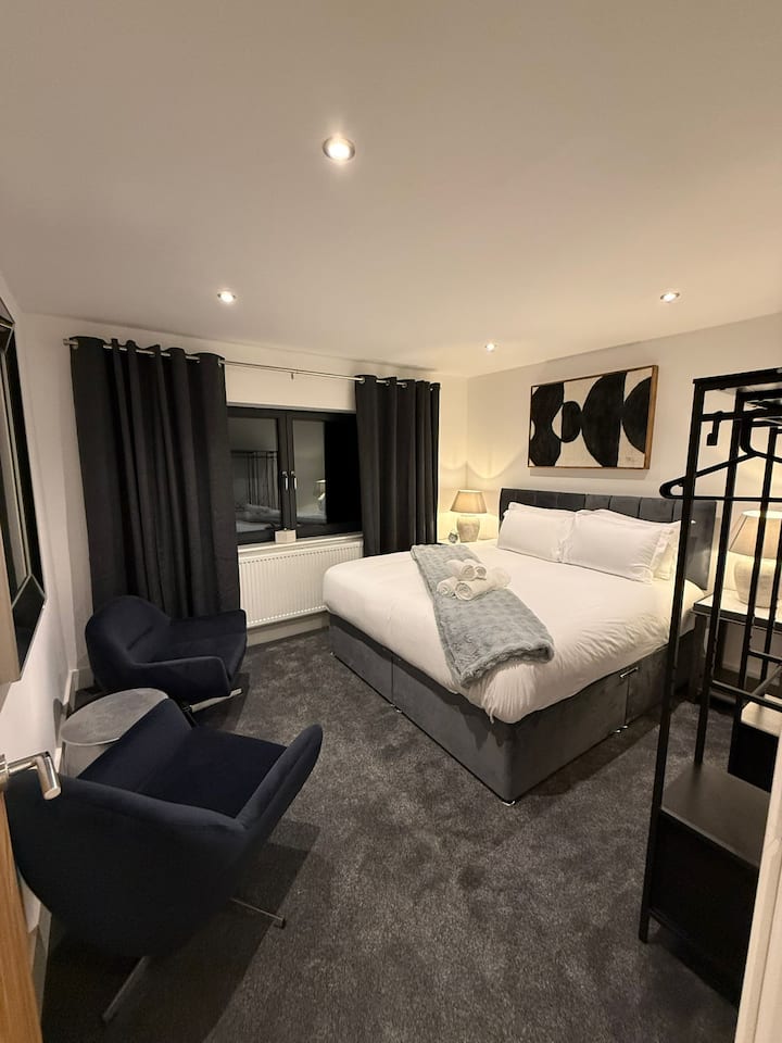 Large Luxury 5bdr Home - 2.5 Bath & Free Parking - Saint Albans