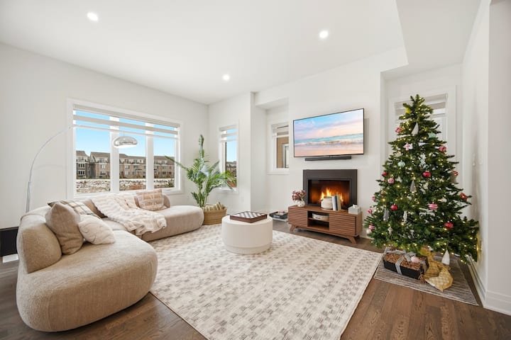 4br Oakville Home | Office | Board Games & Books - Oakville