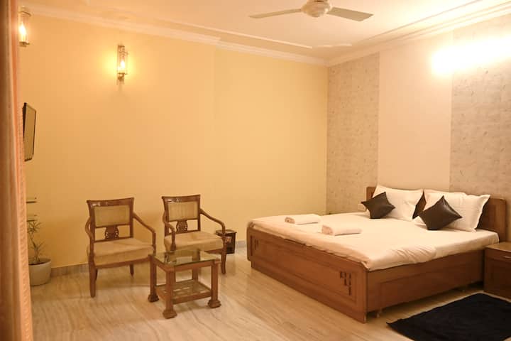 6 Bedrooms Fully Equppided , Central Location - Jaipur