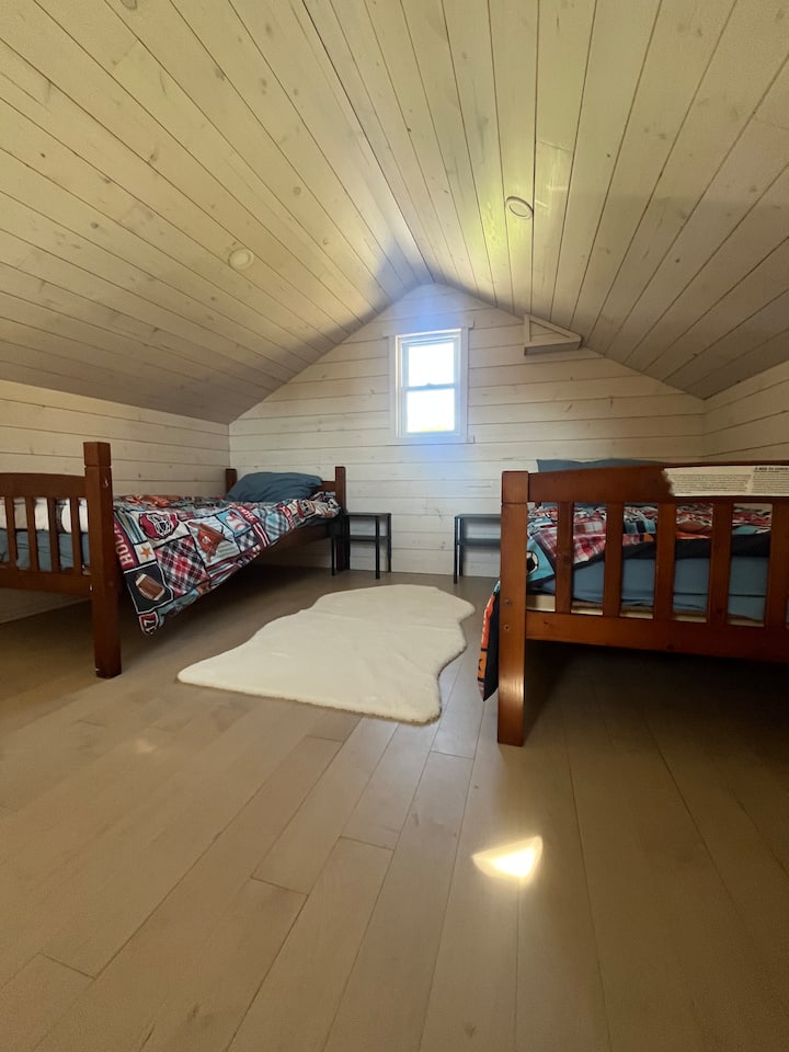 The 8 Point! Cute Cozy Little Tiny Home! - Kingston