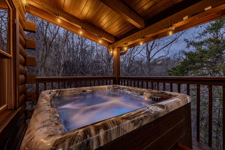 New & Cozy Cabin! Hot Tub-loft-arcade/game-room! - Sevierville, TN