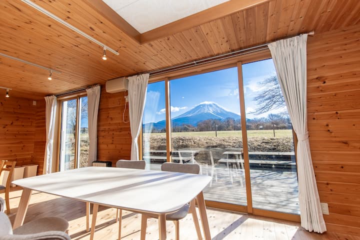 富士山を独占する一棟貸し｜木の温もり 絶景リビング｜96㎡｜最大10名 - Fujinomiya