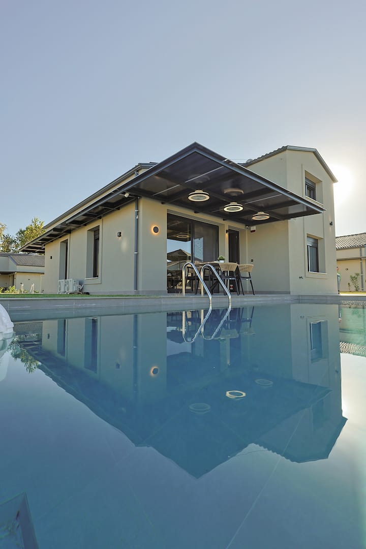 Helios - Seaside Pool Villa & Private Parking - Катерини