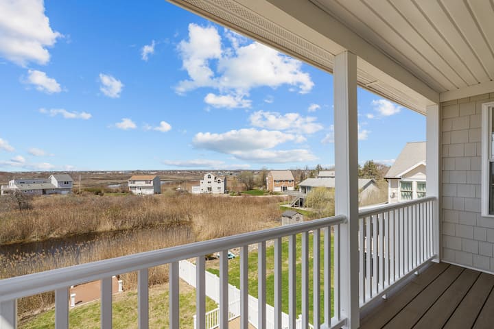 Summer Retreat Overlooking Tranquil Pond - Narragansett, RI