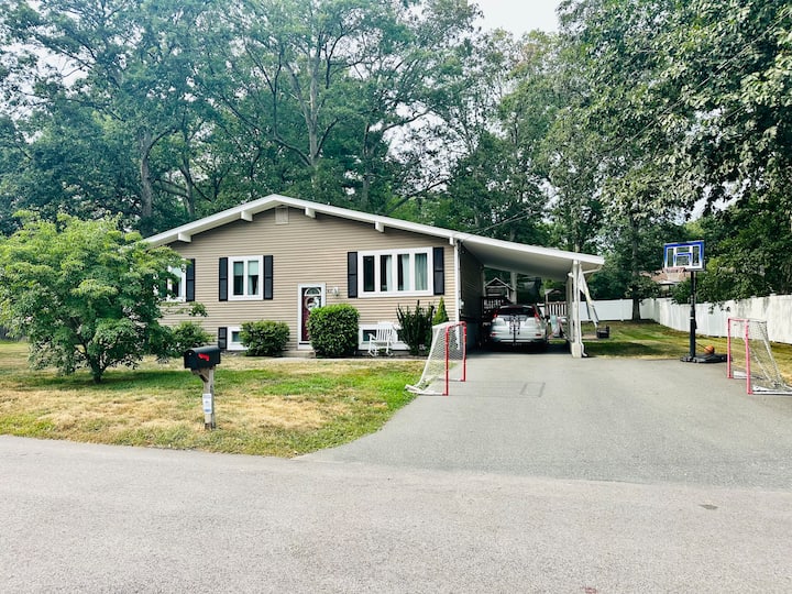 Perfect, Peaceful Home Base For World Cup Fans! - Bellingham, MA