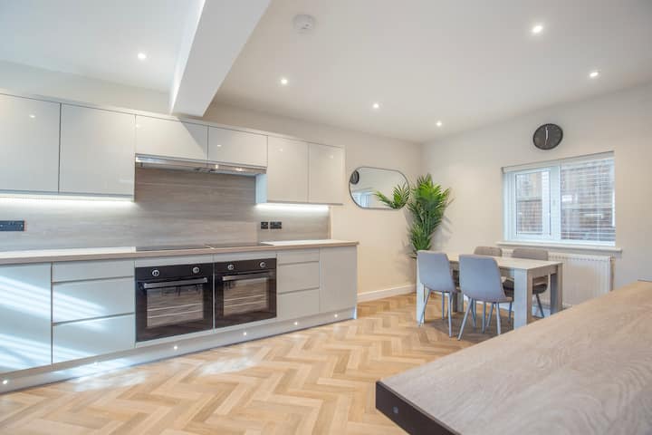 Stunning 6 Bed 6 Bath Detached House | Parking X6 - Norfolk