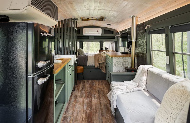 The Rolling Retreat - Unique Glamping School Bus - Mission, TX