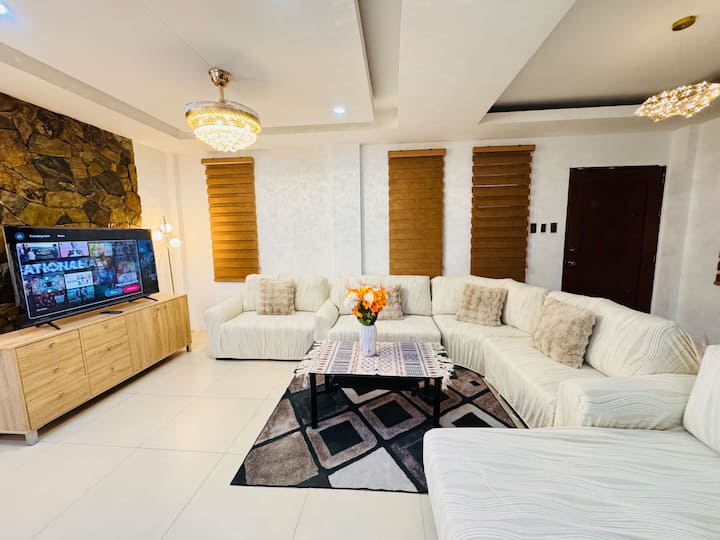 Serene 5br Villa W/ Pool & Netflix Near Cafés - Tagaytay