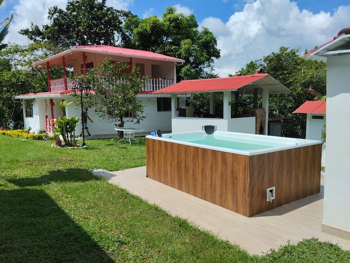 Finca En Tena, Clima Templado, 2 Casas Y Jacuzzi. - La Mesa