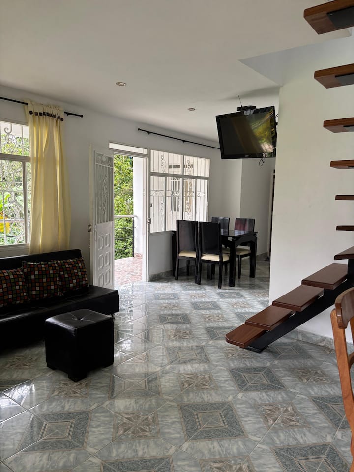 Finca En Tena, Clima Templado, 2 Casas Y Jacuzzi. - La Mesa
