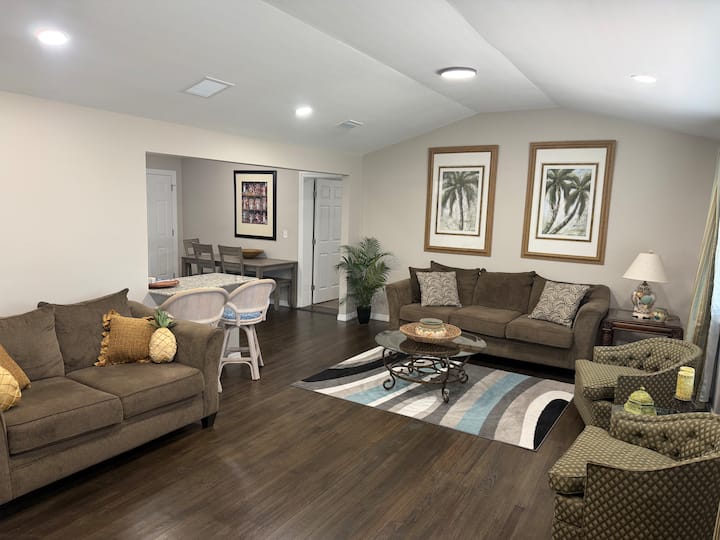 Sandy Shores Beachside Getaway Steps To The Ocean - Ormond Beach, FL