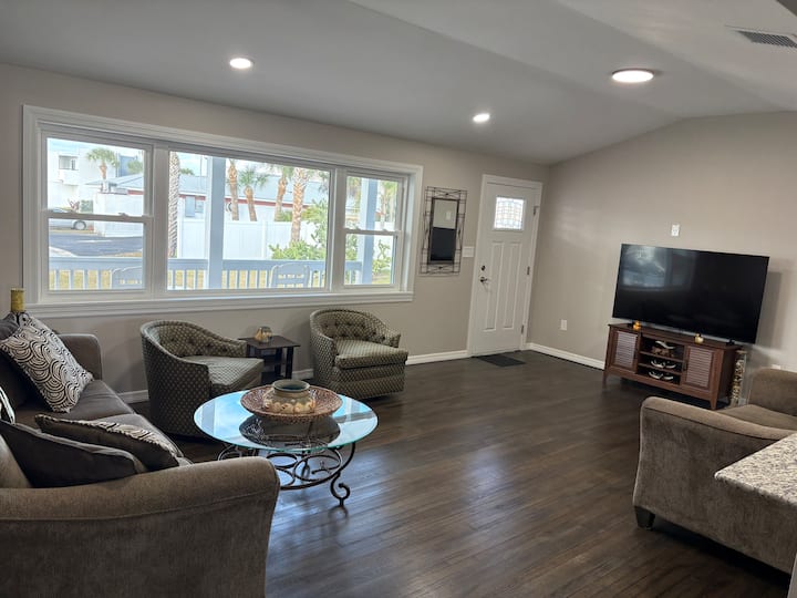 Sandy Shores Beachside Getaway Steps To The Ocean - Ormond Beach, FL