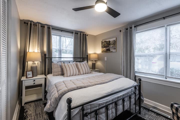 2 Bed / 1 Bath Ground Level Apt In Triplex - Greenville, NC