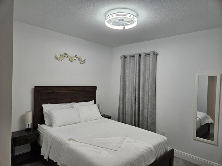 Cozy Room, Private Bath, Living Room, Kitchenette - Port St. Lucie, FL