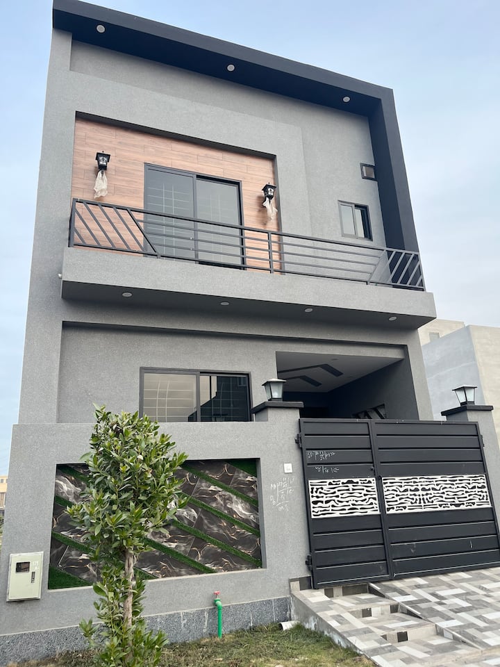 Family Friendly Independent Secure House - ラホール