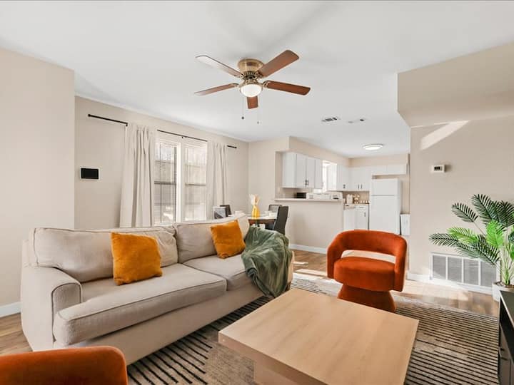 Game-day Getaway/townhome/walk To At&t Stadium - Arlington, TX