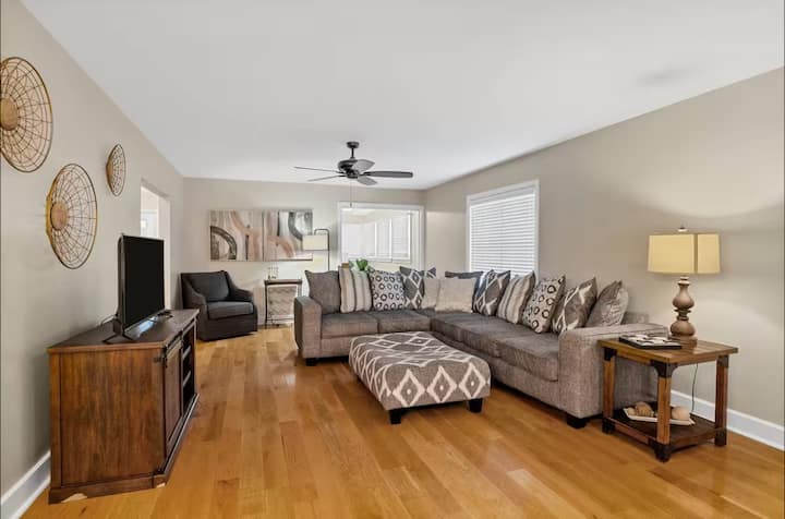 First Class Comfort | 3bd 2ba Walkable To Downtown - Bowling Green, KY