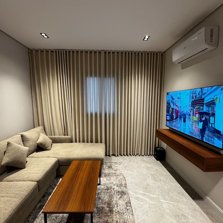 Cozy Studio 1br,lr,self-entry,b1 Parking,"65"tv - Riyadh