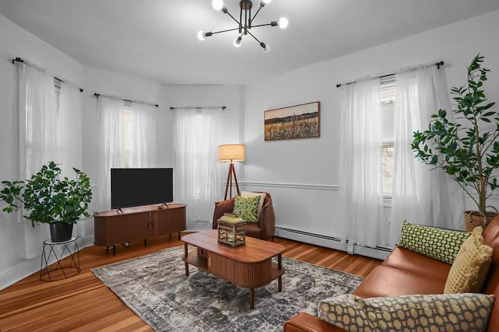 Modern And Spacious, 3 Bed 2 Bath Walk To Jwu - Cranston, RI