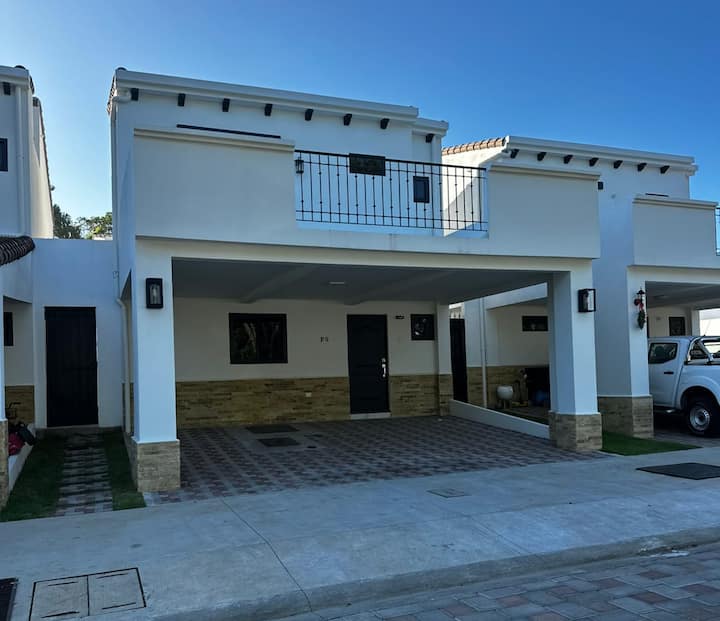 Casa Familiar En Condominio | Seguridad Y Confort - Managua