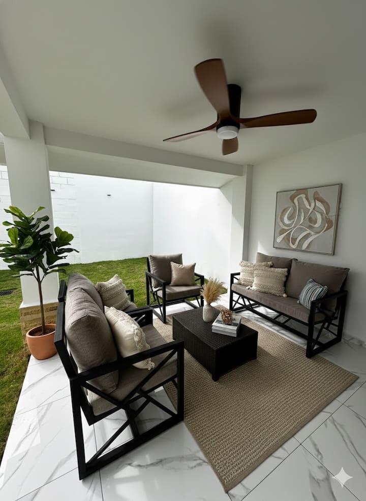 Casa En Managua | Seguridad Y Confort | A/c - Managua